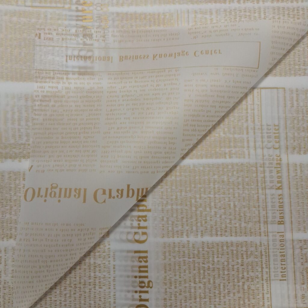 Coli celofan semitransparent pentru aranjamente florale, model ziar alb ...